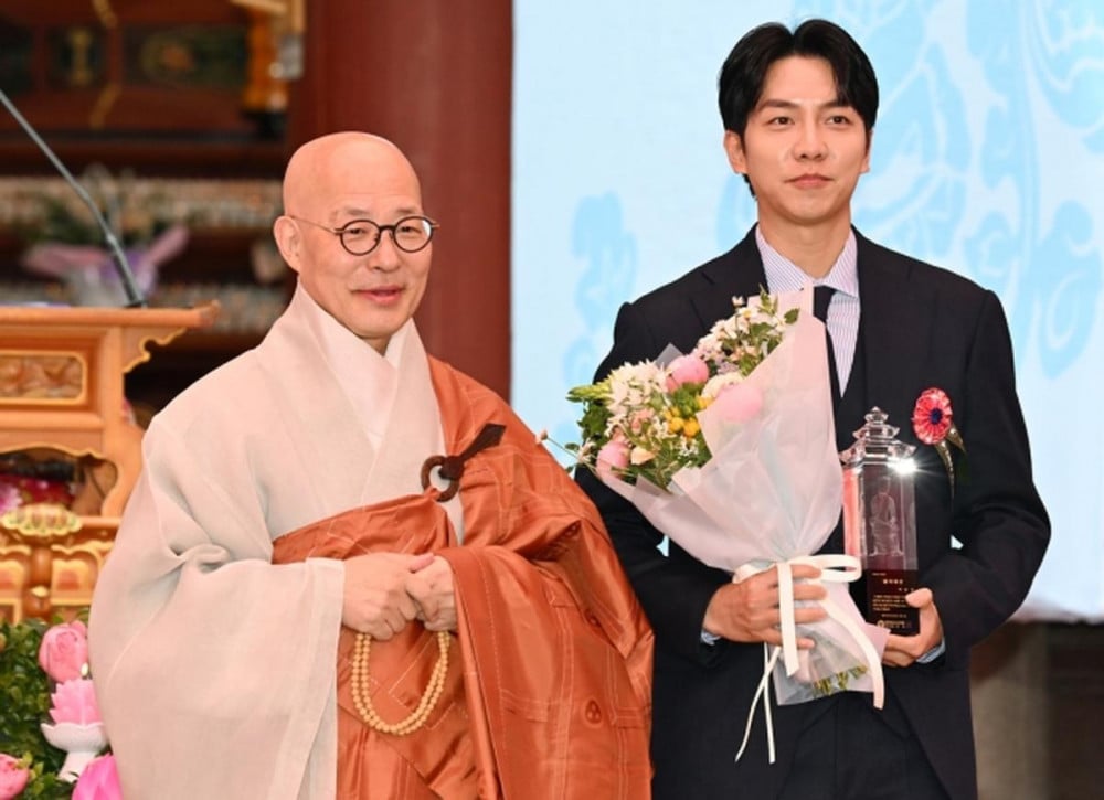 Lee Seung-gi Raih Penghargaan Buddhist Layperson Award 2025 dari Kuil ...